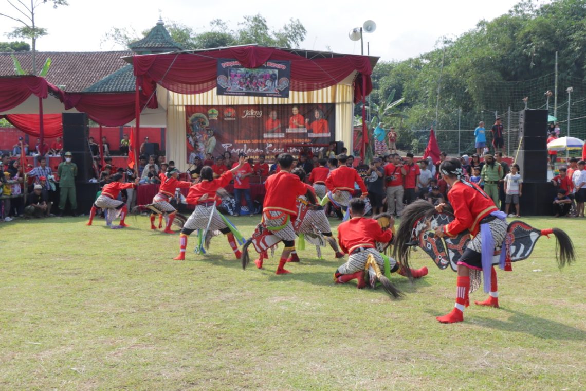 MEDIA TRADISIONAL : Kesenian Ebeg Banyumasan Harus Dilestarikan – DPRD ...