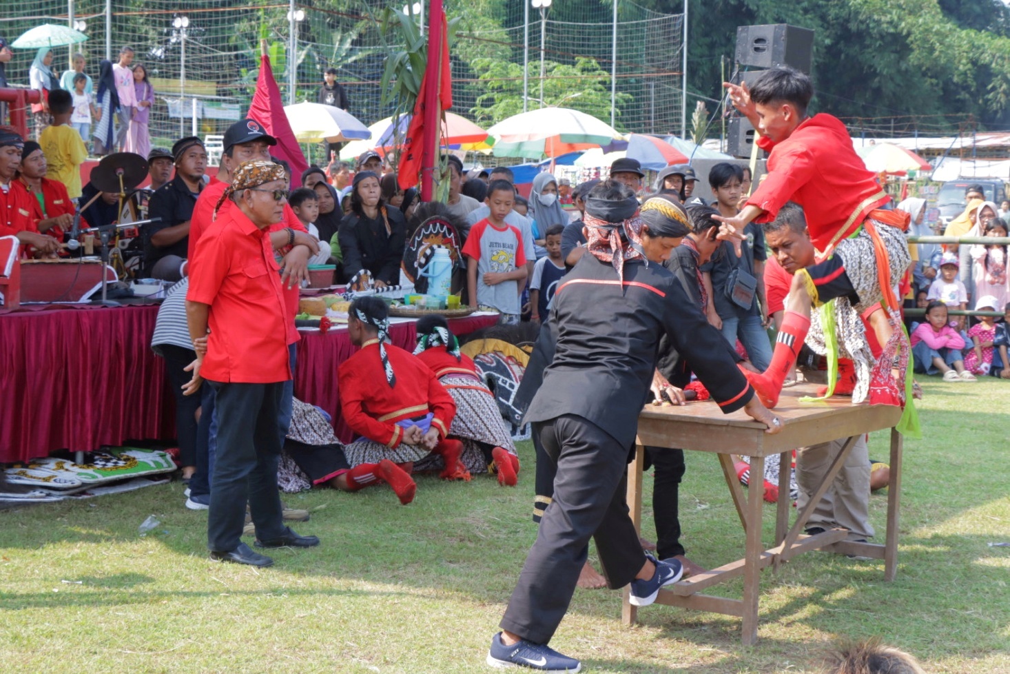 MEDIA TRADISIONAL : Kesenian Ebeg Banyumasan Harus Dilestarikan – DPRD ...